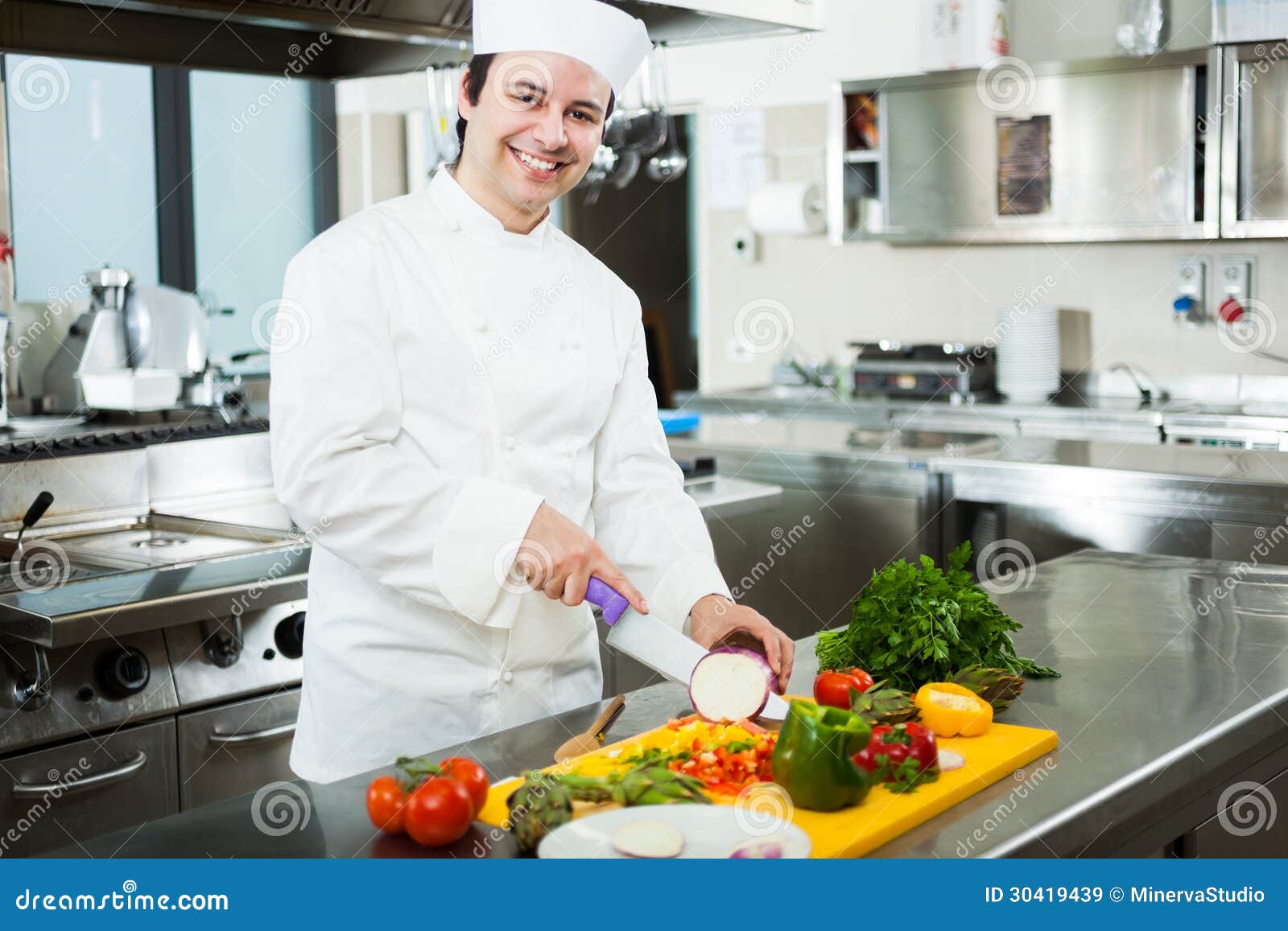 Cuoco Unico Che Cucina Nella Sua Cucina Immagine Stock - Immagine di ...