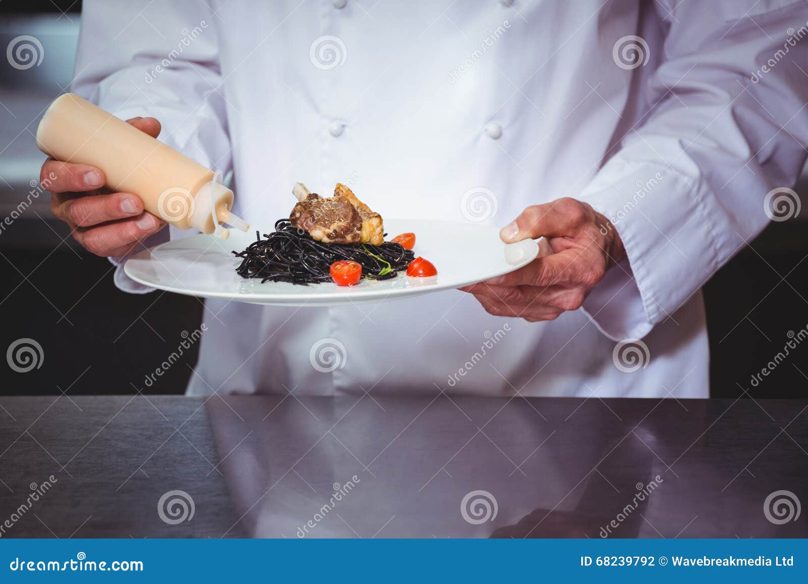 Cuoco Unico Che Mette Salsa Su Un Piatto Degli Spaghetti Fotografia ...