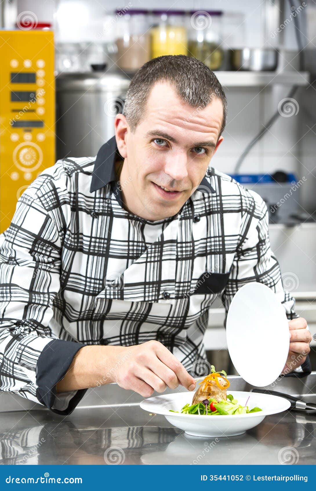 Cuoco Unico Che Prepara Alimento Nella Cucina Fotografia Stock ...