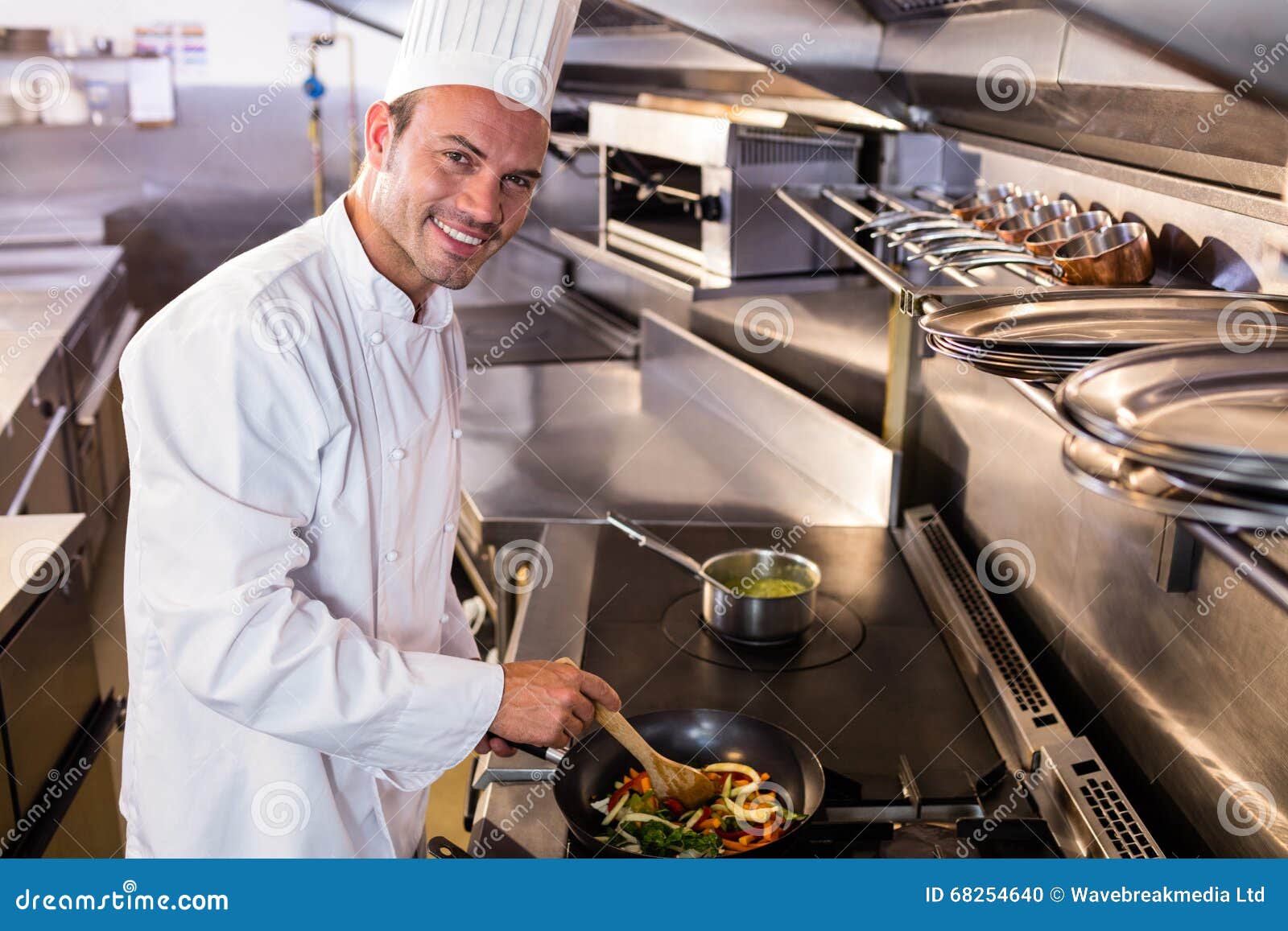 Cuoco Unico Che Prepara Alimento Nella Cucina Fotografia Stock ...