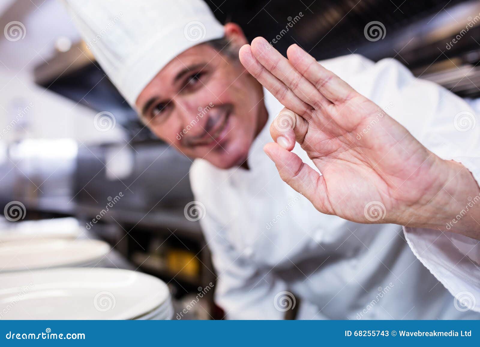 Cuoco Unico Sorridente Che Mostra Segno Giusto Immagine Stock ...