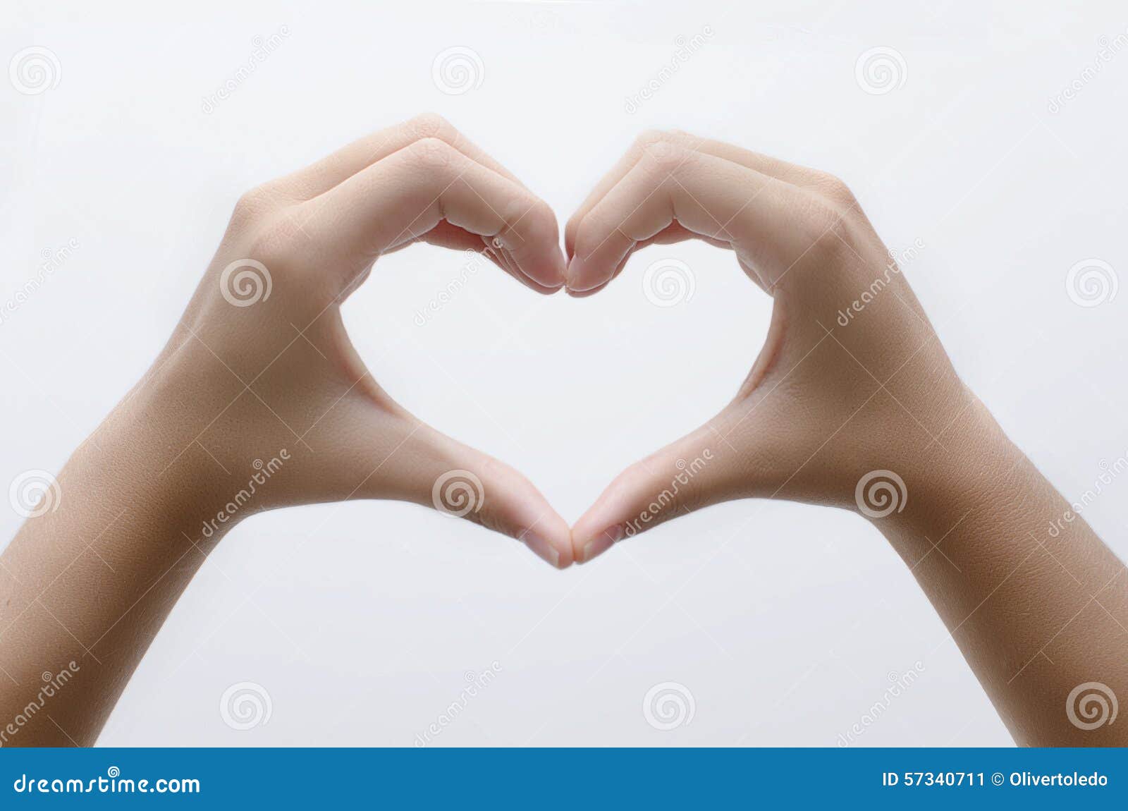 Cuore con le mani immagine stock. Immagine di valentine - 57340711