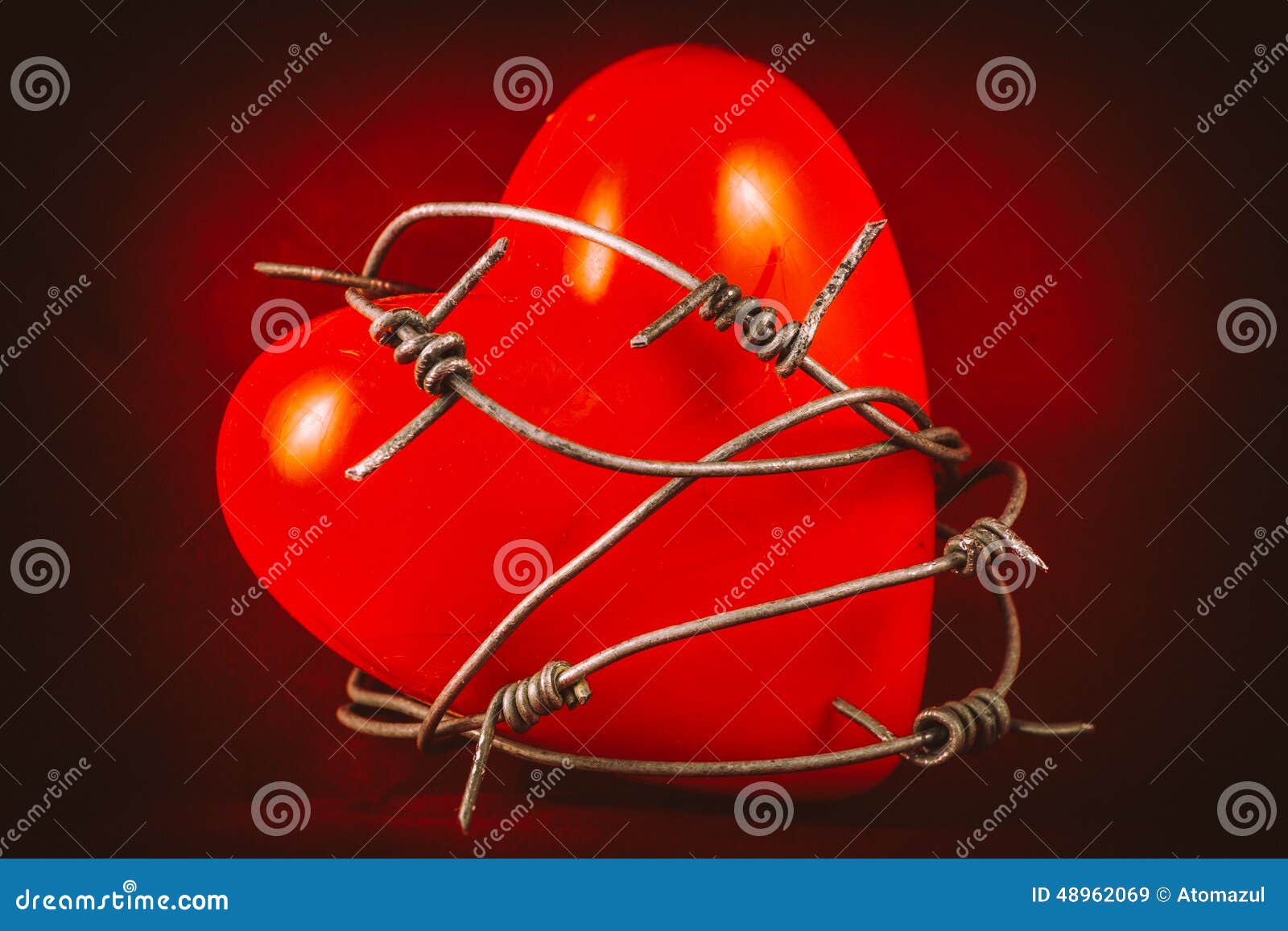 Cuore in Filo Spinato Su Rosso 1 Immagine Stock - Immagine di scheda ...