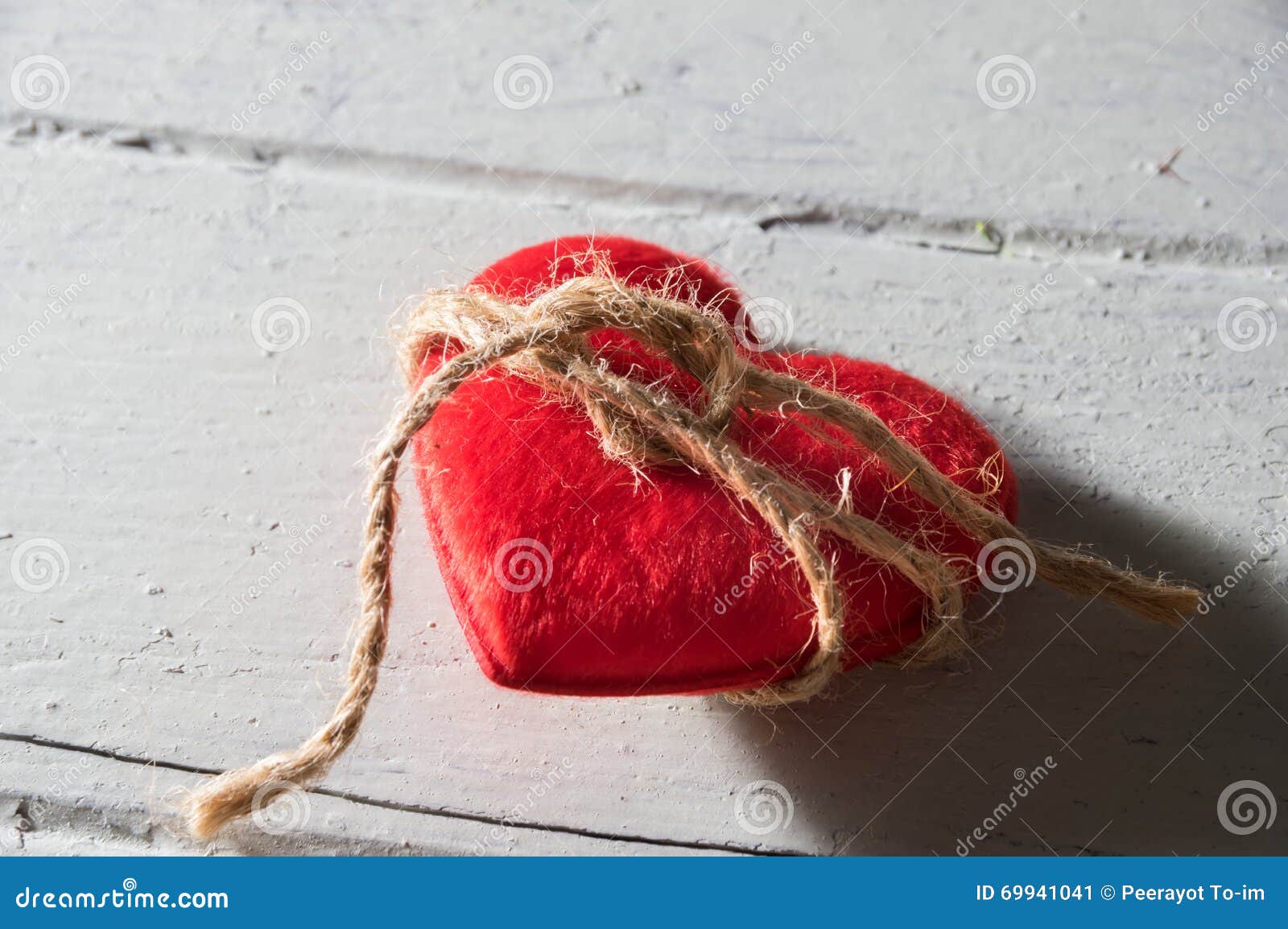 Cuore Rosso Con Il Filo Del Pacchetto Su Legno Immagine Stock ...