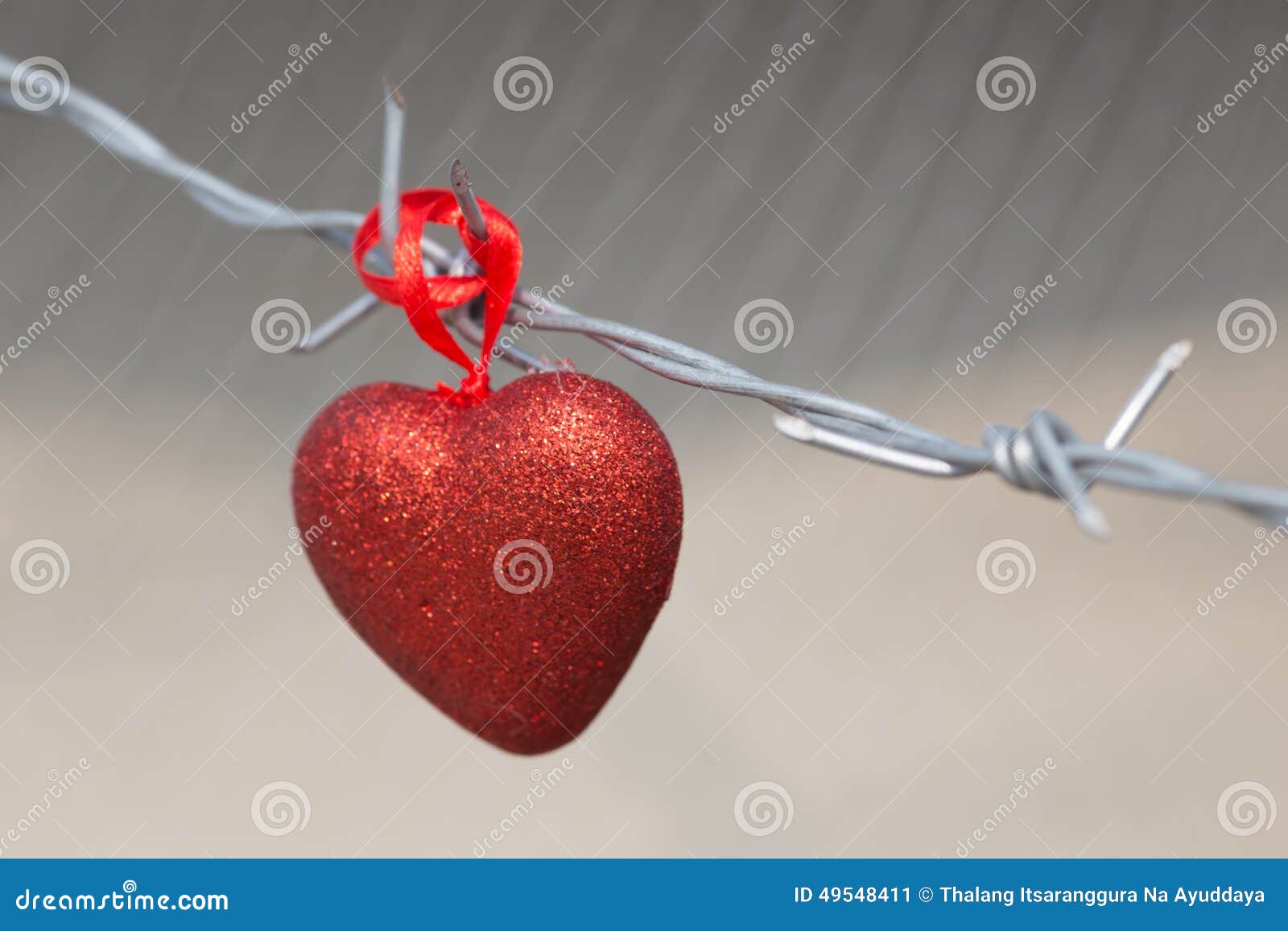 Cuore Rosso Su Un Fondo Di Filo Immagine Stock - Immagine di libertà ...