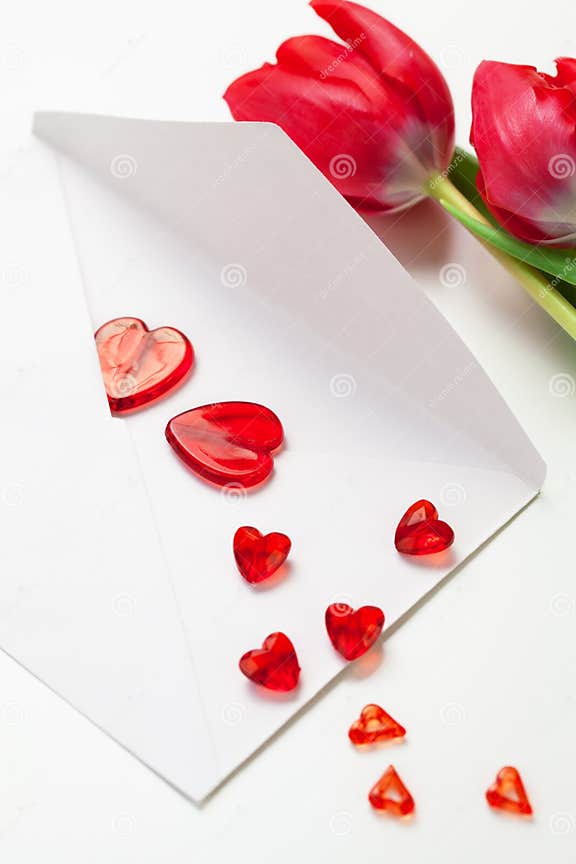 Cuori, Lettera E Tulipani Rossi Fotografia Stock - Immagine di posta ...