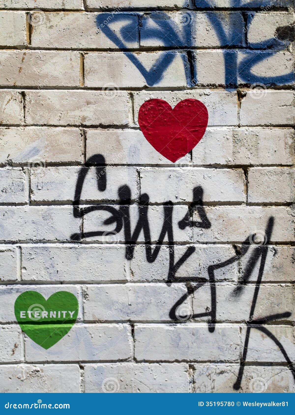 Cuori, Parete Bianca E Graffiti Fotografia Stock - Immagine di concetto ...