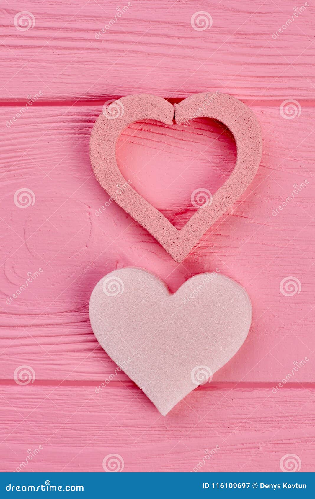 Cuori Rosa Su Legno Rosa, Vista Superiore Immagine Stock - Immagine di ...