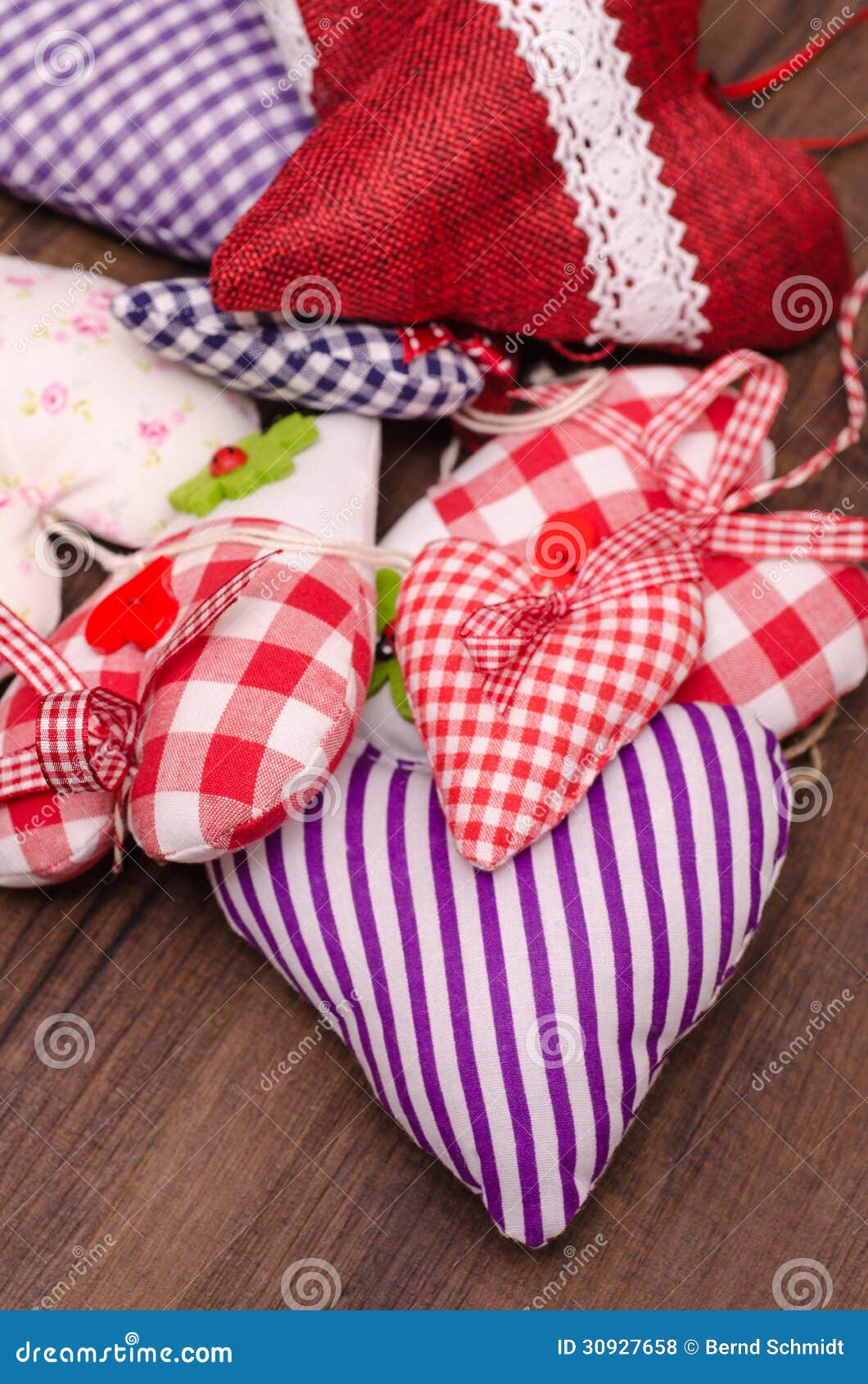 Cuori su un mucchio fotografia stock. Immagine di striato - 30927658