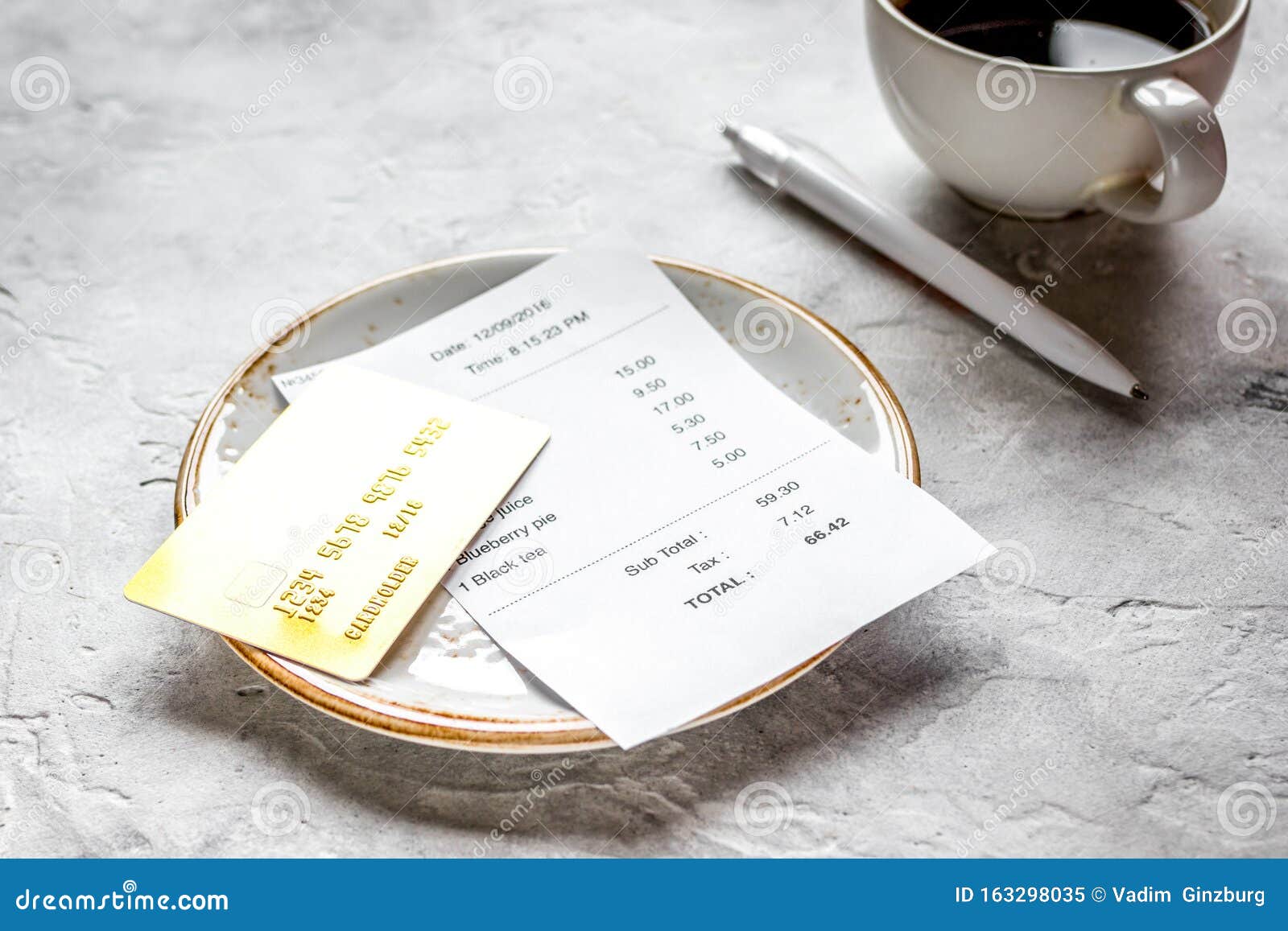 Coffee And Receipt Bill For Payment By Credit Card On Wooden Tab ...