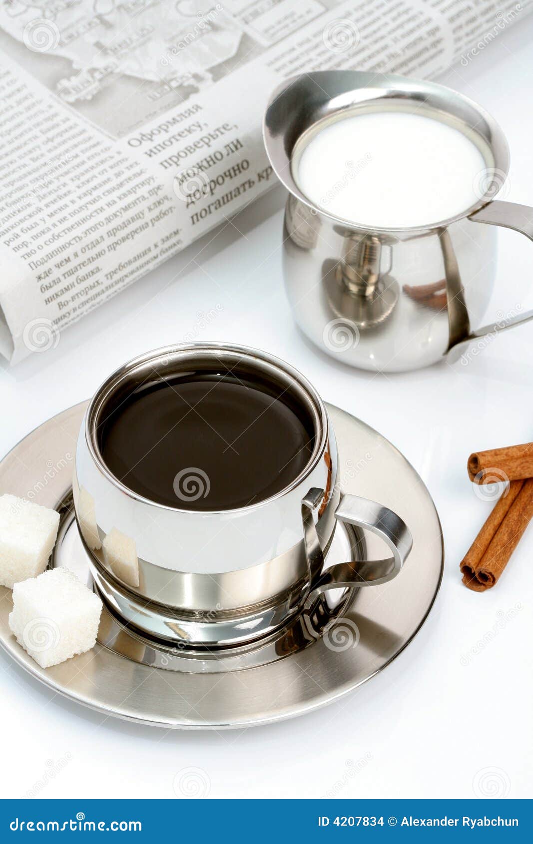 Cup Schwarzer Kaffee Mit Milch Und Zimt Stockfoto - Bild von kaffee ...