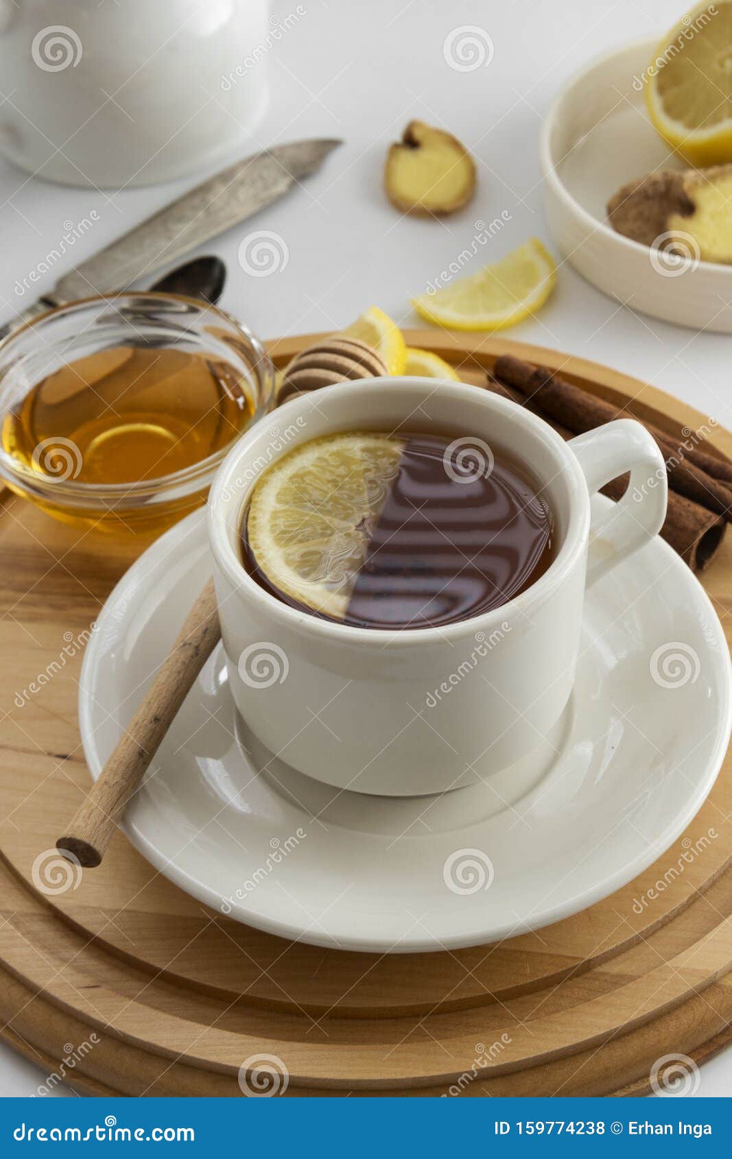 Cupte Med Citron Och Honung På Vit Bakgrund Isolerad Tekopp, överblick ... Cupte Med Citron Och Honung På Vit Bakgrund Isolerad Tekopp, överblick ...