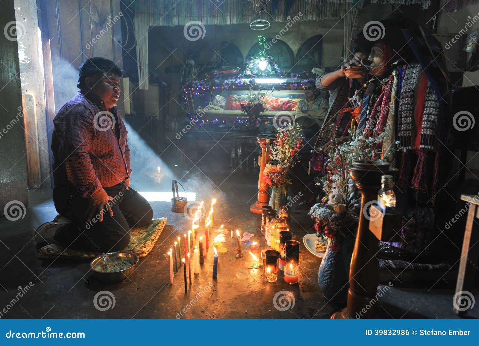 Curandeiro Do Maya Com a Divindade De Maximon Em Santiago De Atitlan ...