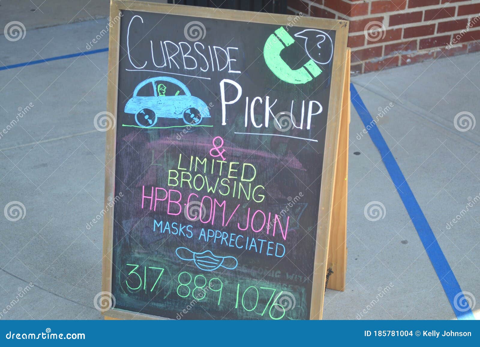 Curbside Pickup Signage of a Bookstore during Coronavirus. Editorial ...