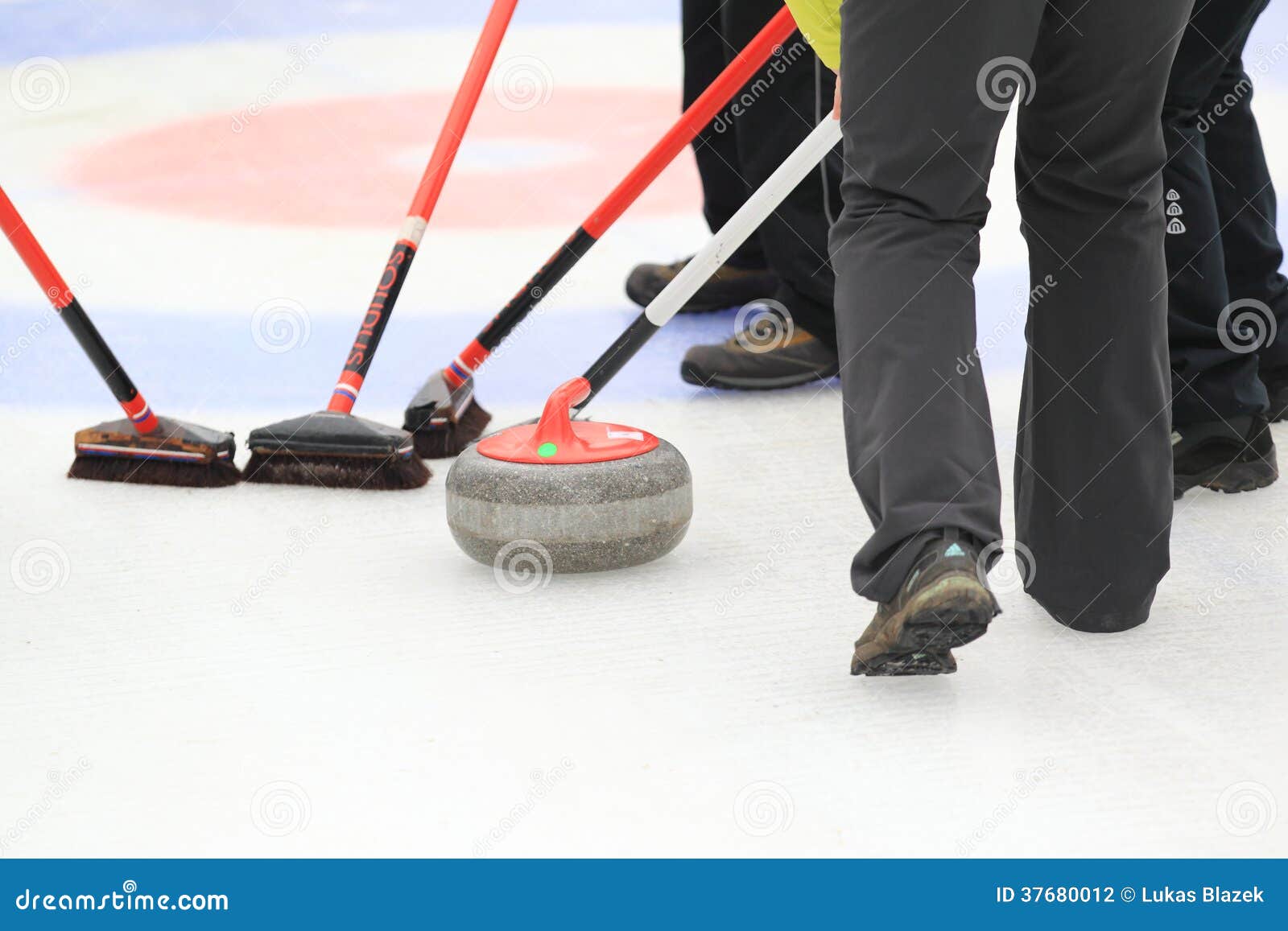 Curling editorial photography. Image of broom, throw - 37680012