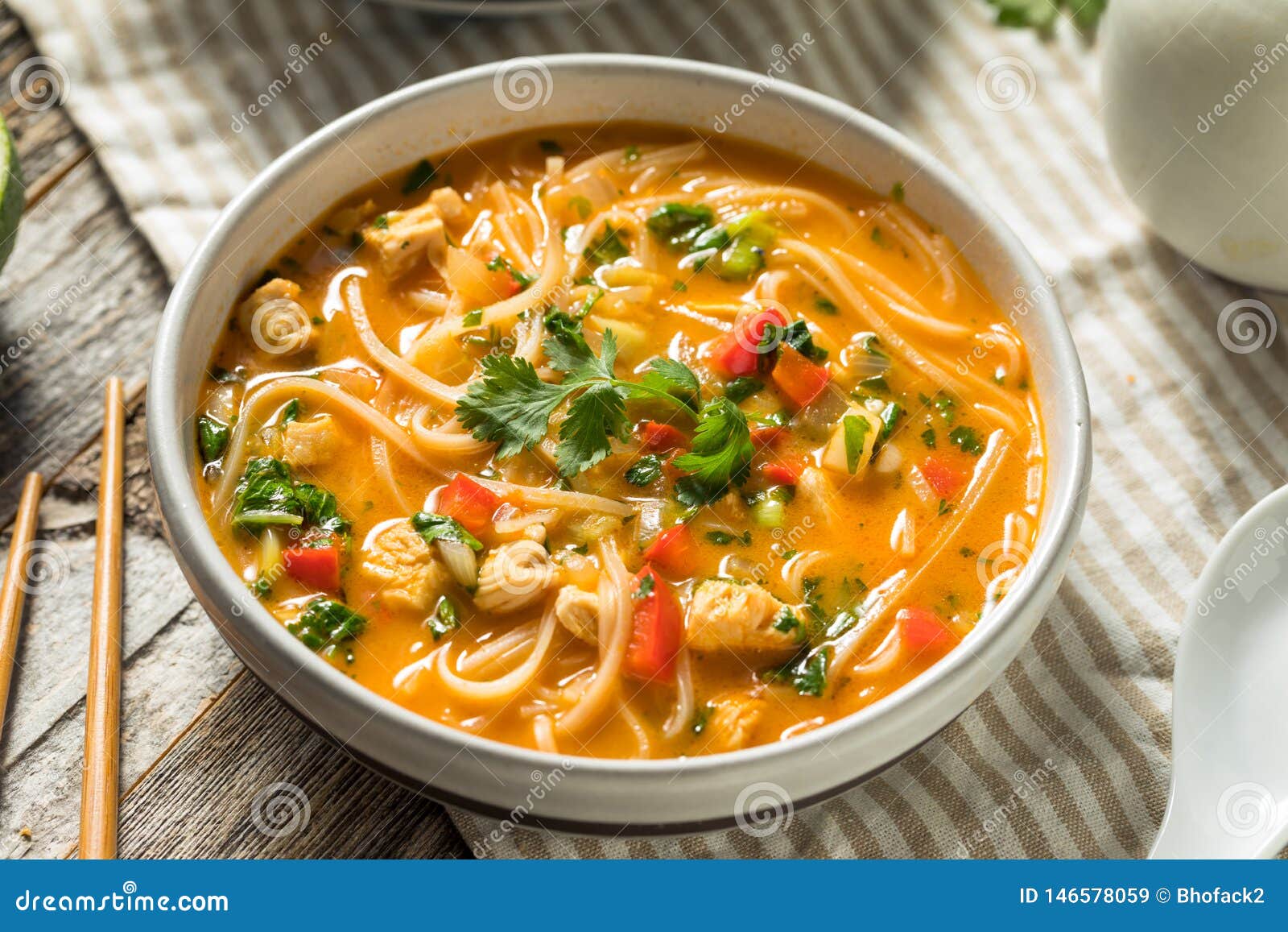 Curry Tailand?s Hecho En Casa Pho Del Coco Del Pollo Imagen de archivo ...