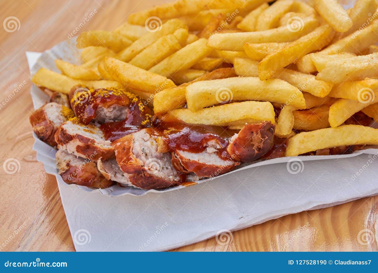 Currywurst Mit Pommes-Frites Auf Einer Tabelle Stockfoto - Bild von ...