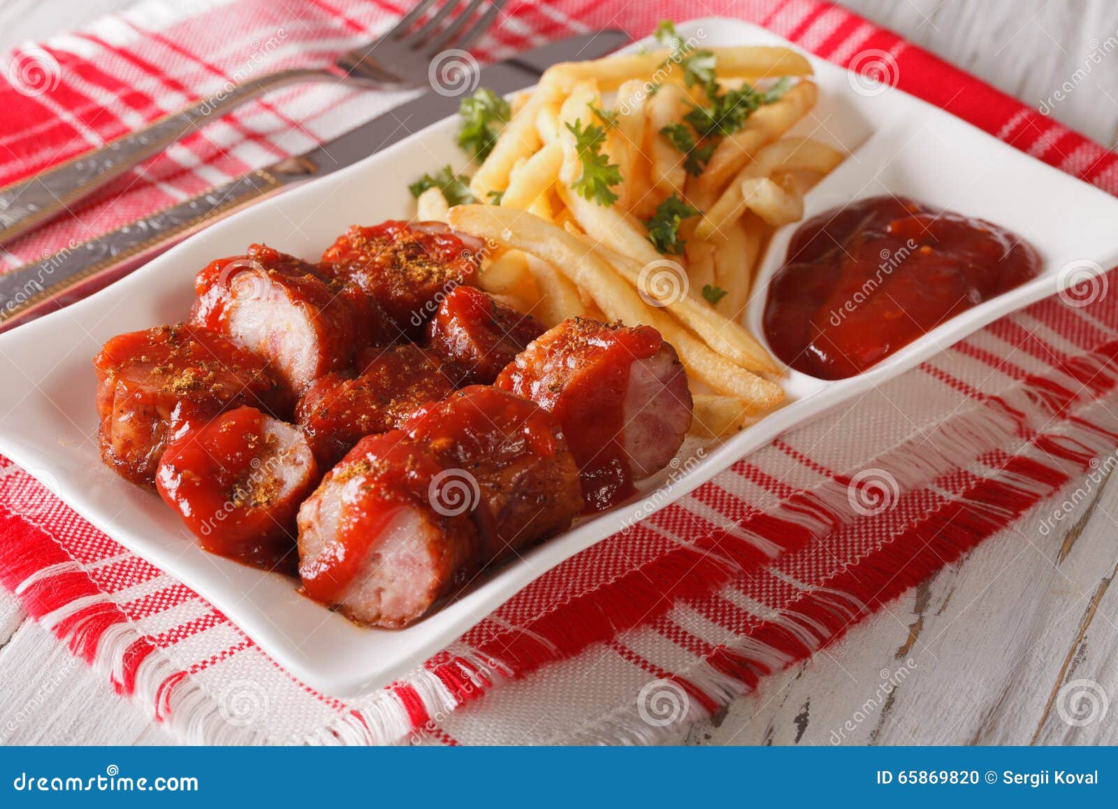 Currywurst-Wurst Mit Pommes-Fritesnahaufnahme Horizontal Stockfoto ...