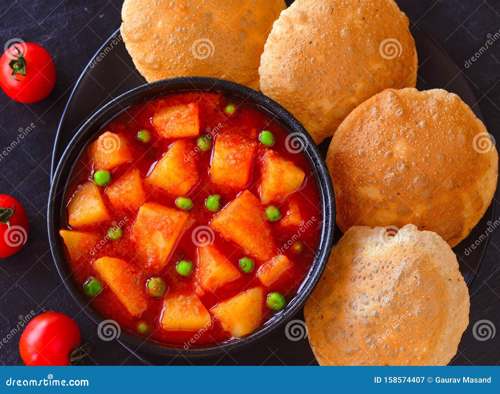 Curso Principal Indio - Aloo Matar Y Poori Imagen de archivo - Imagen ...