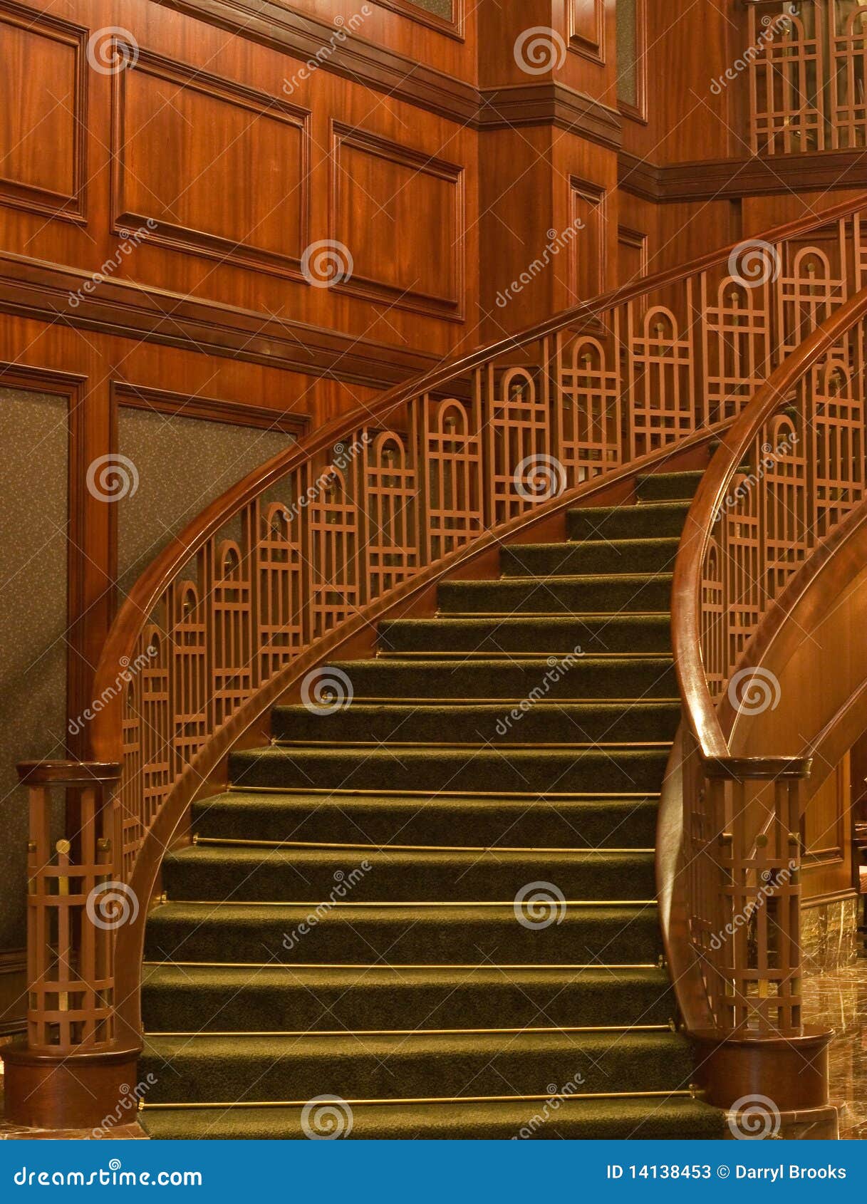 Curva Della Scala Con Moquette Verde Immagine Stock - Immagine di punti ...