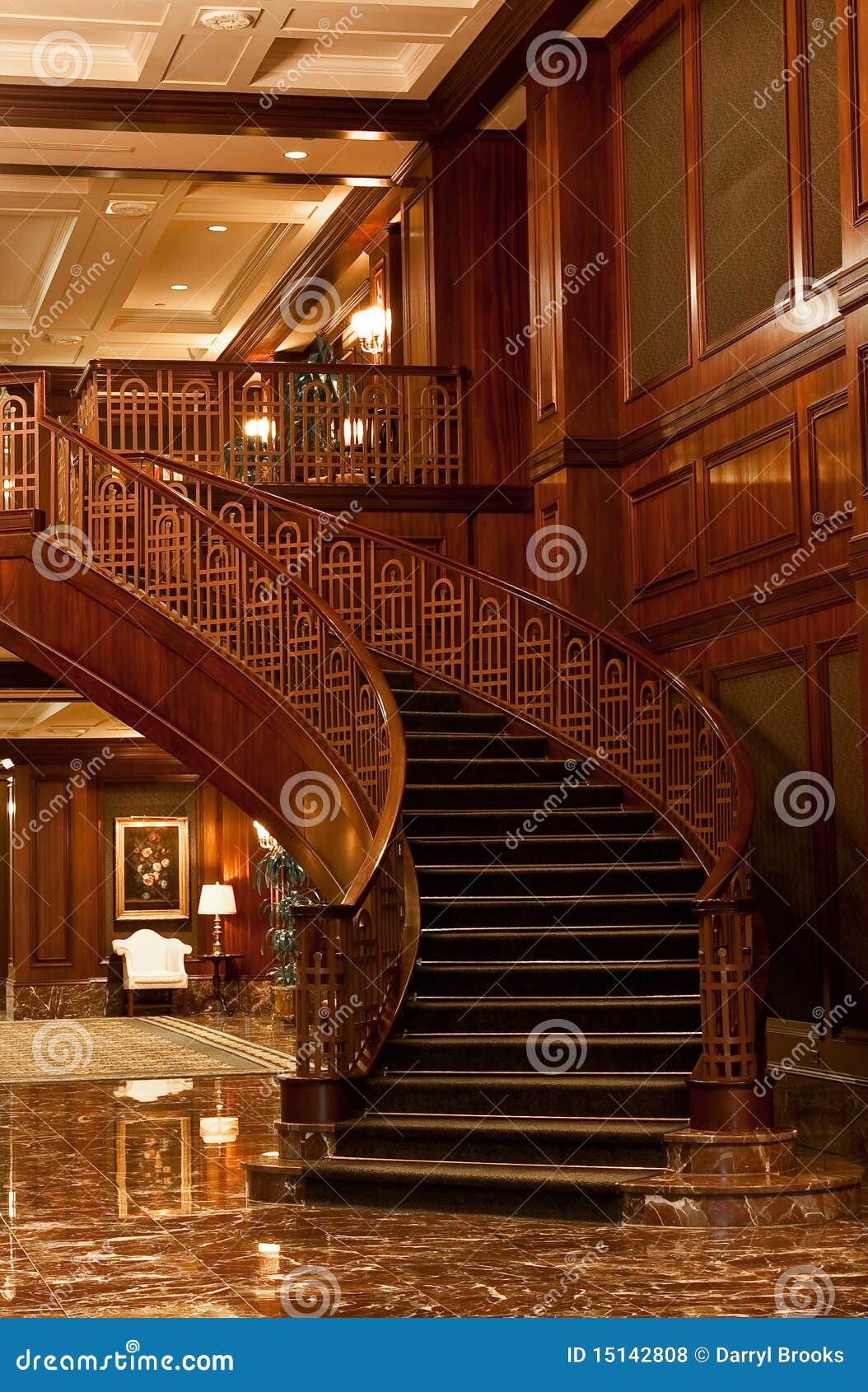 Curva della scala di legno fotografia stock. Immagine di scala - 15142808