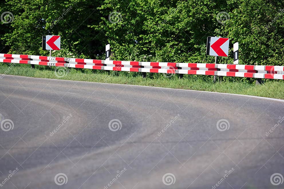 Curva pericolosa immagine stock. Immagine di sunlight - 5406485