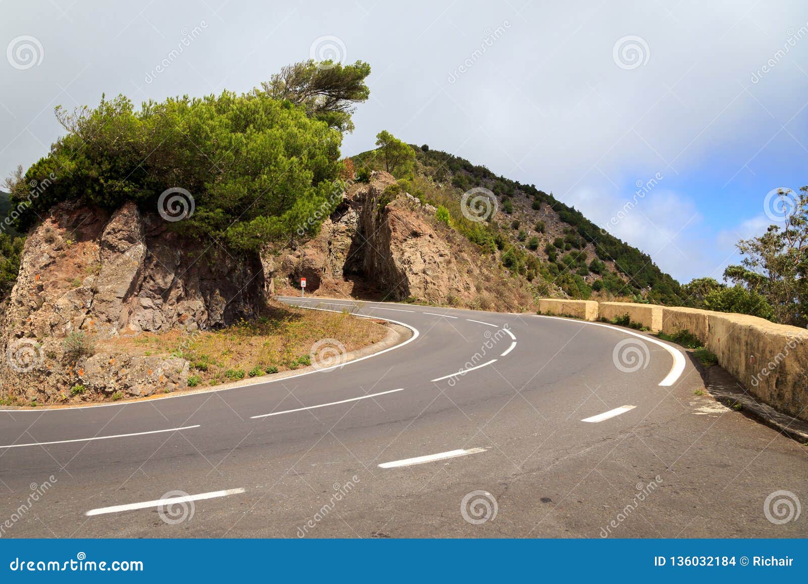 Curva stretta in montagne fotografia stock. Immagine di montagne ...