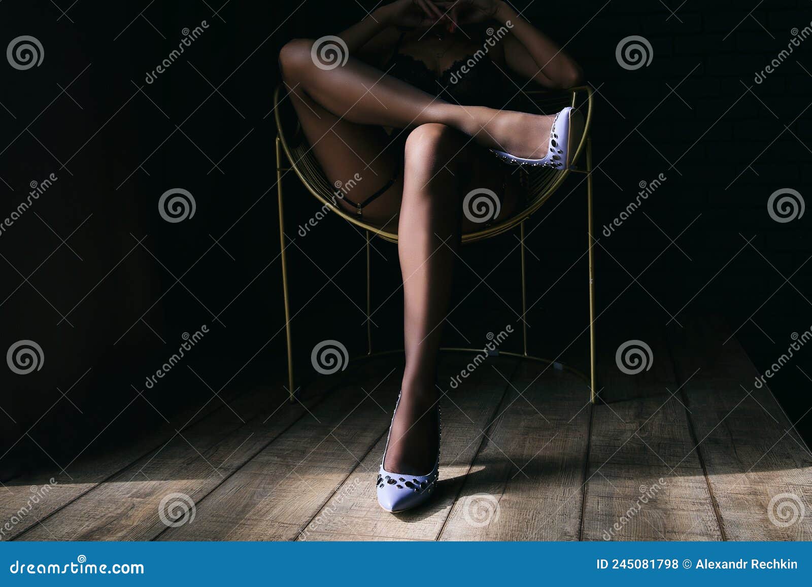 Curvas De Las Piernas De Las Mujeres Foto De Archivo Imagen De Rizo Tolerancia 245081798
