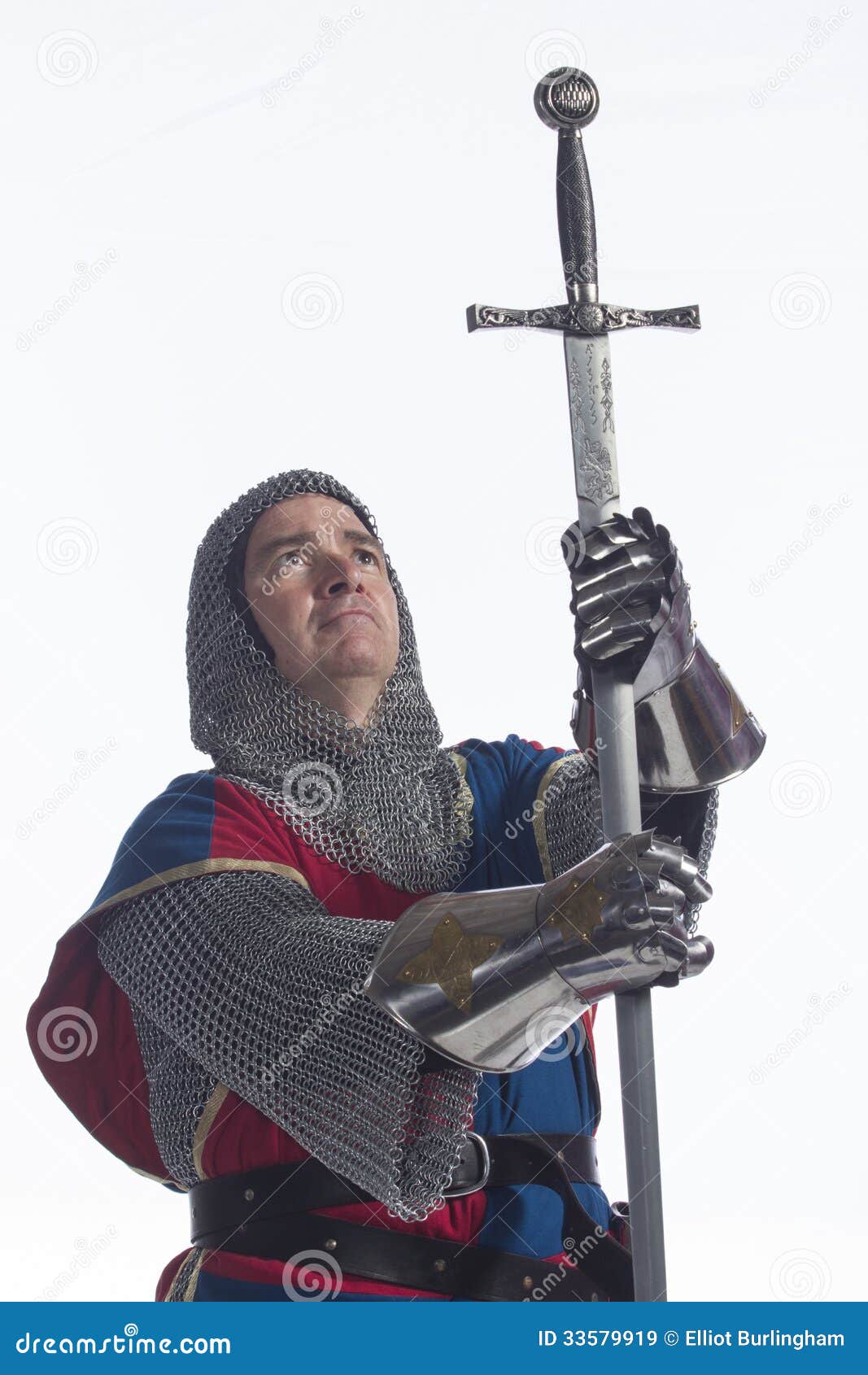 Curvatura Do Cavaleiro Com a Espada, Vertical Imagem de Stock - Imagem ...