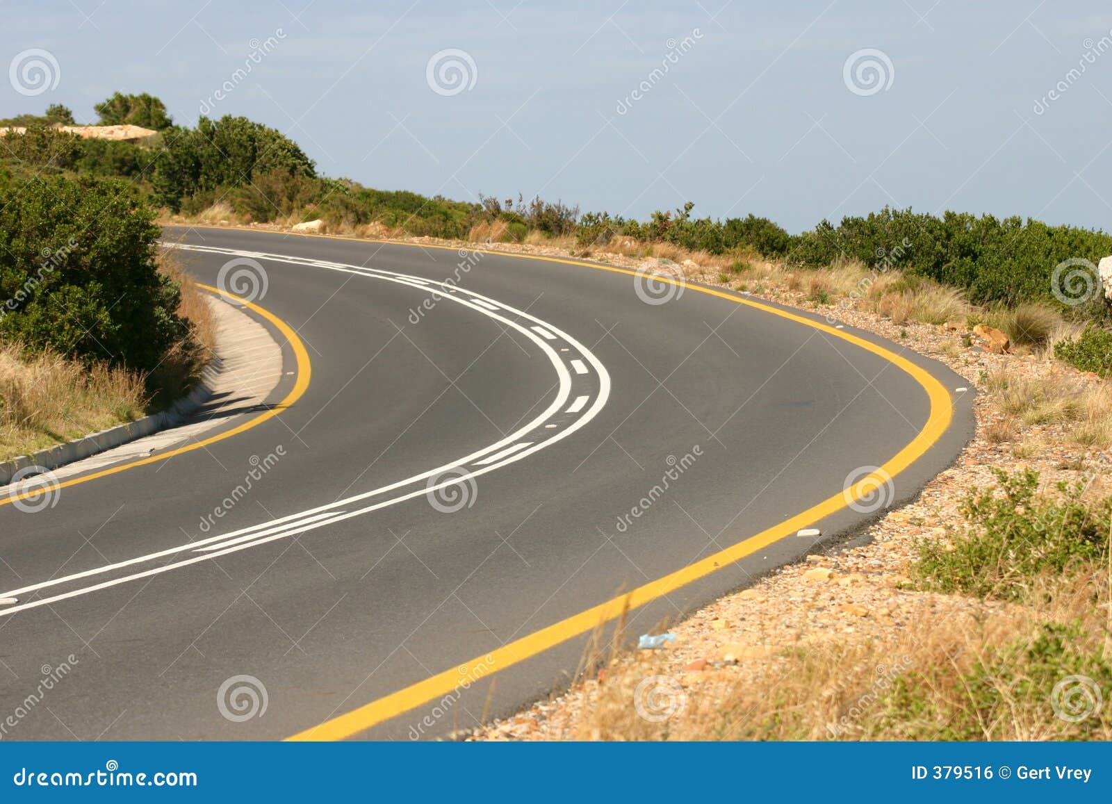 Curvatura nella strada fotografia stock. Immagine di passaggio - 379516