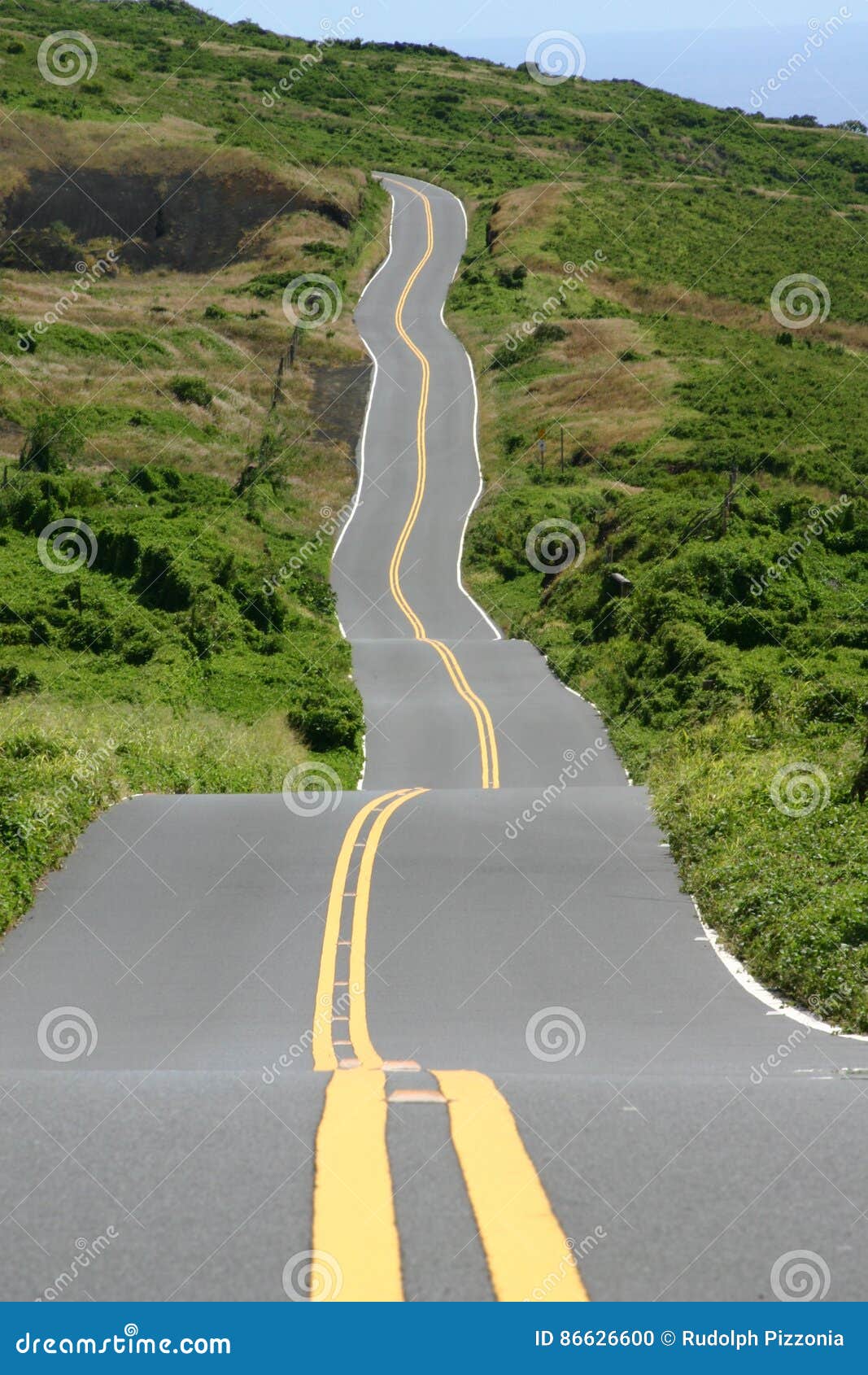 CURVE MULTIPLE in QUESTA STRADA CHE VA SU UNA MONTAGNA Fotografia Stock ...