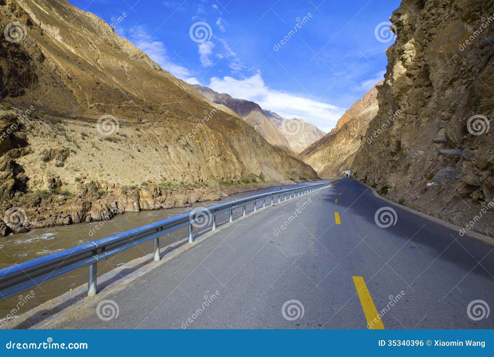 Curved road stock photo. Image of horizon, highway, driving - 35340396