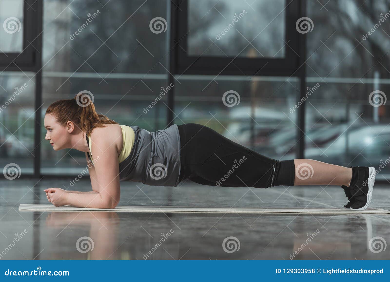Curvy Girl Standing in Plank Stock Photo - Image of daylight, athletic ...