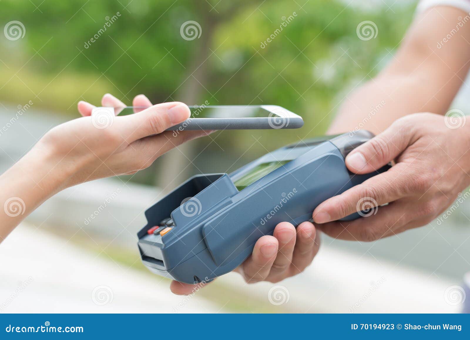 Customer pay by cellphone stock image. Image of convenient - 70194923