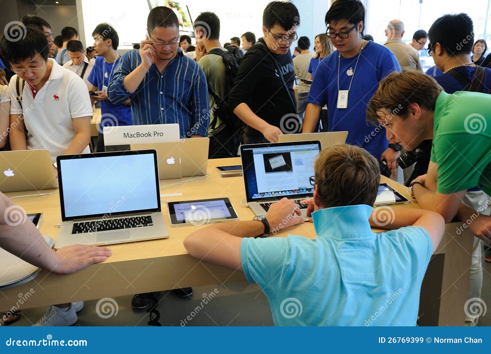 Customers in Apple store editorial stock image. Image of customer ...