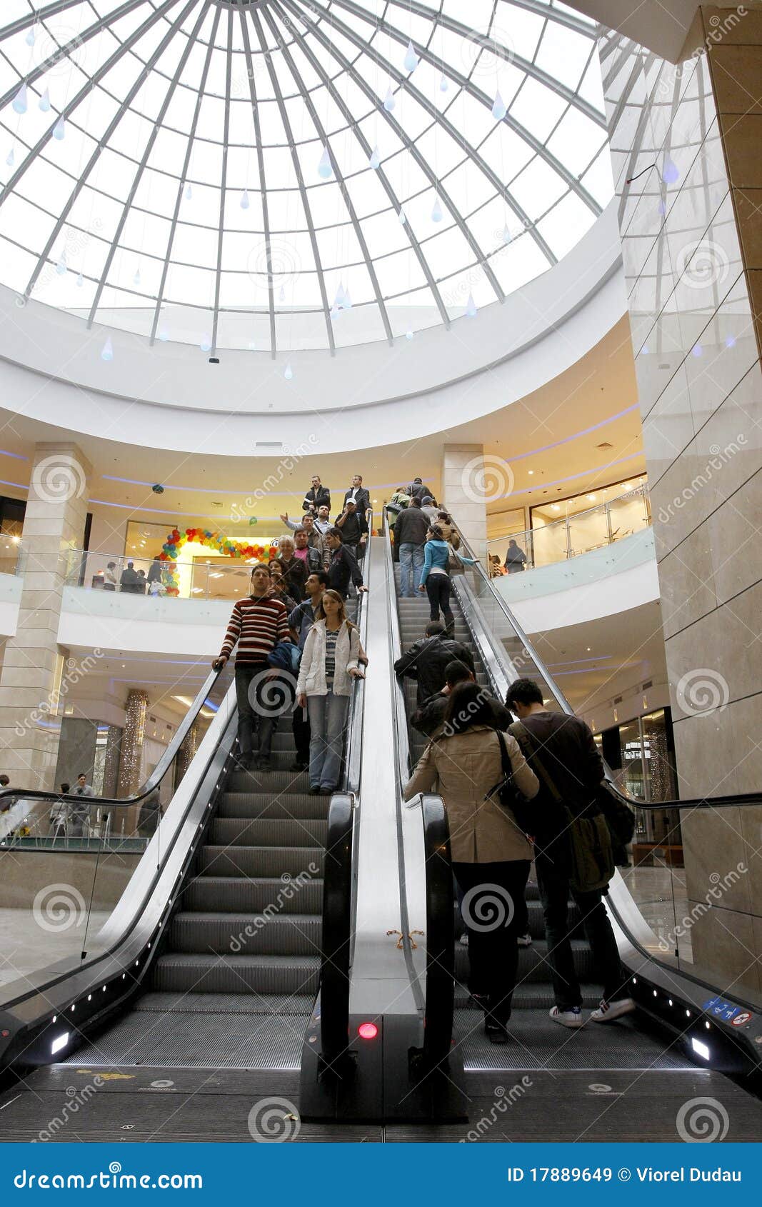 Customers shopping in mall editorial stock image. Image of life - 17889649