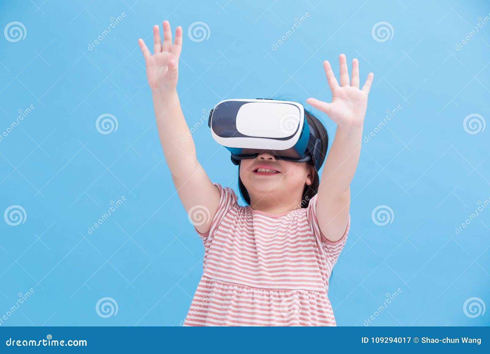 Cute girl wear vr stock image. Image of small, game - 109294017