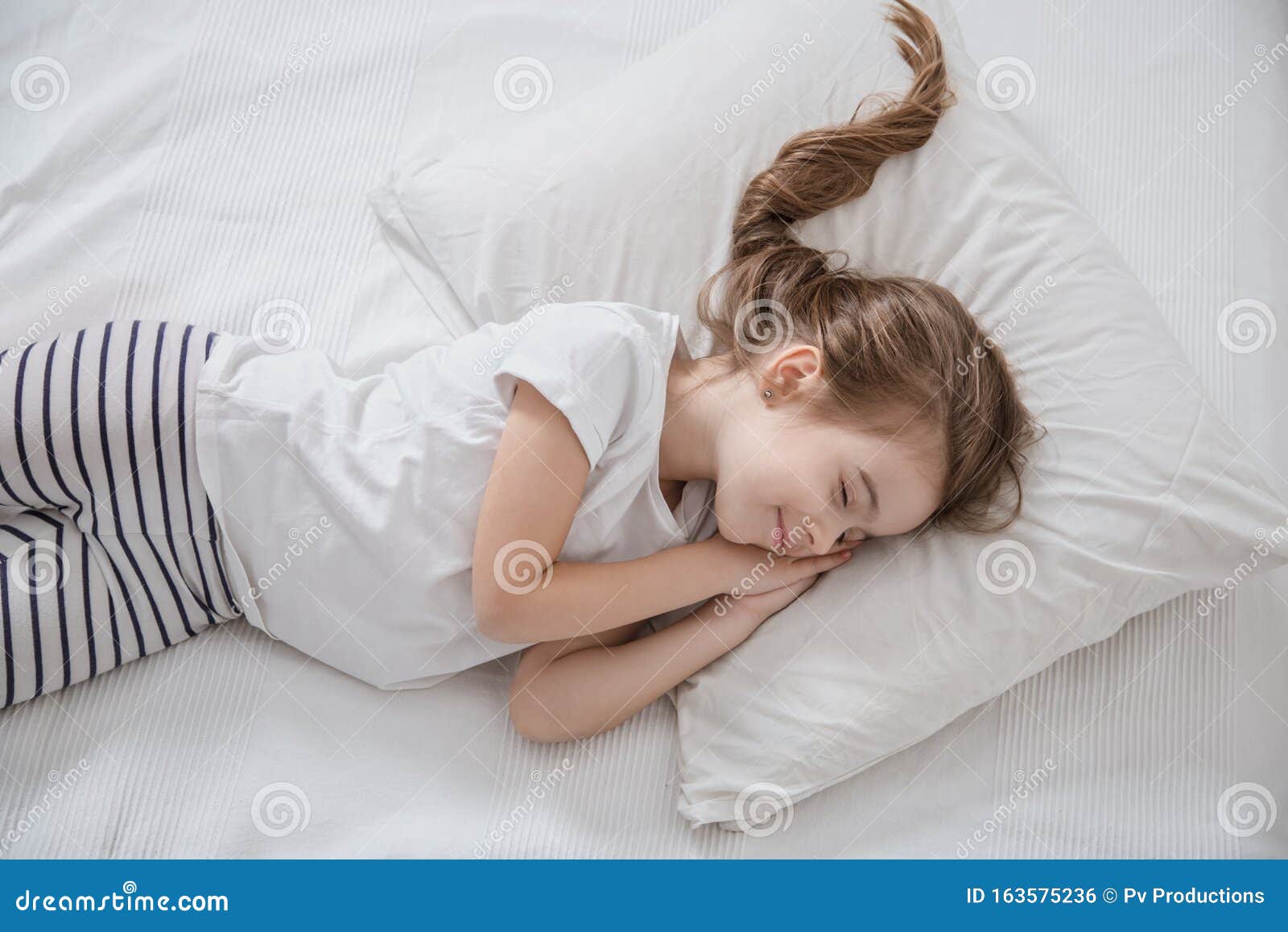 Cute Kleine Mädchen Mit Langen Haaren Schlafen Im Bett Stockfoto Bild