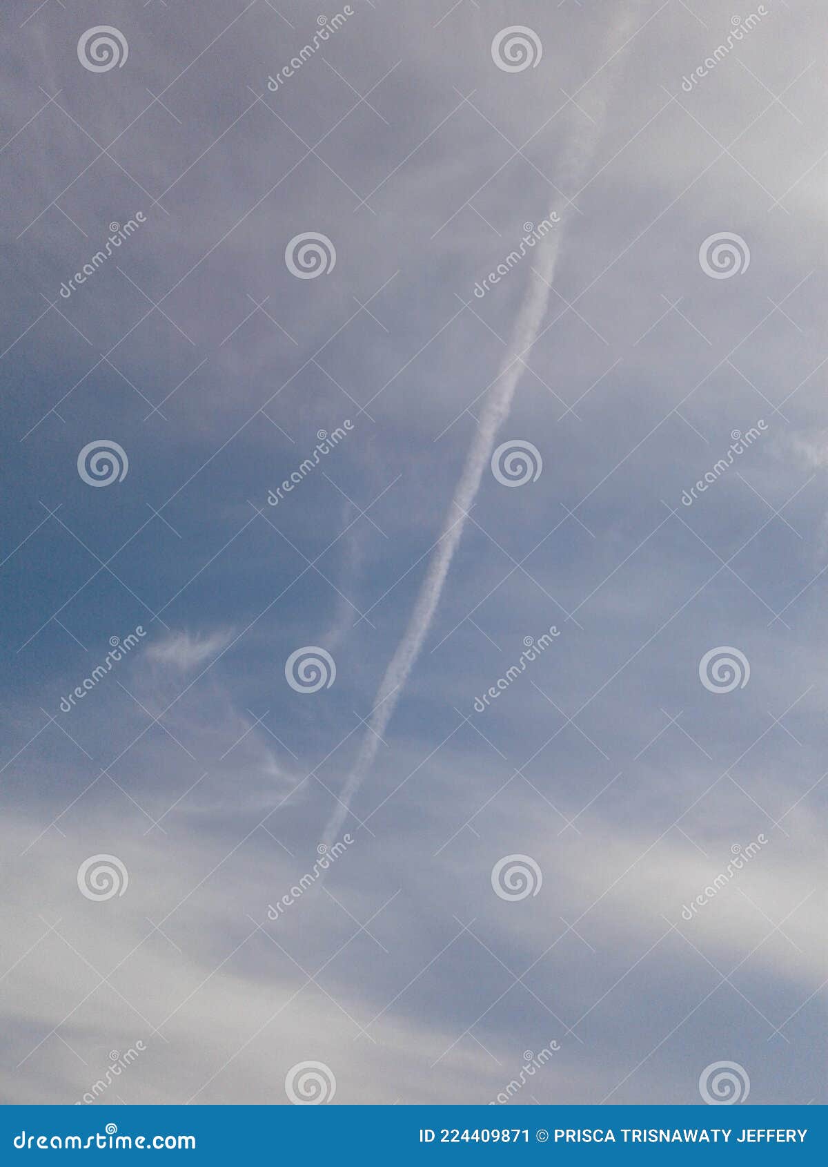 A Cute Straight White Line on the Blue Sky Stock Image - Image of ...