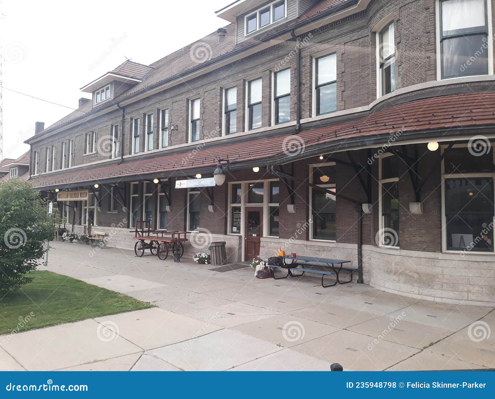 CUTE TRAIN STATION in MICHIGAN Editorial Stock Photo - Image of suburb ...