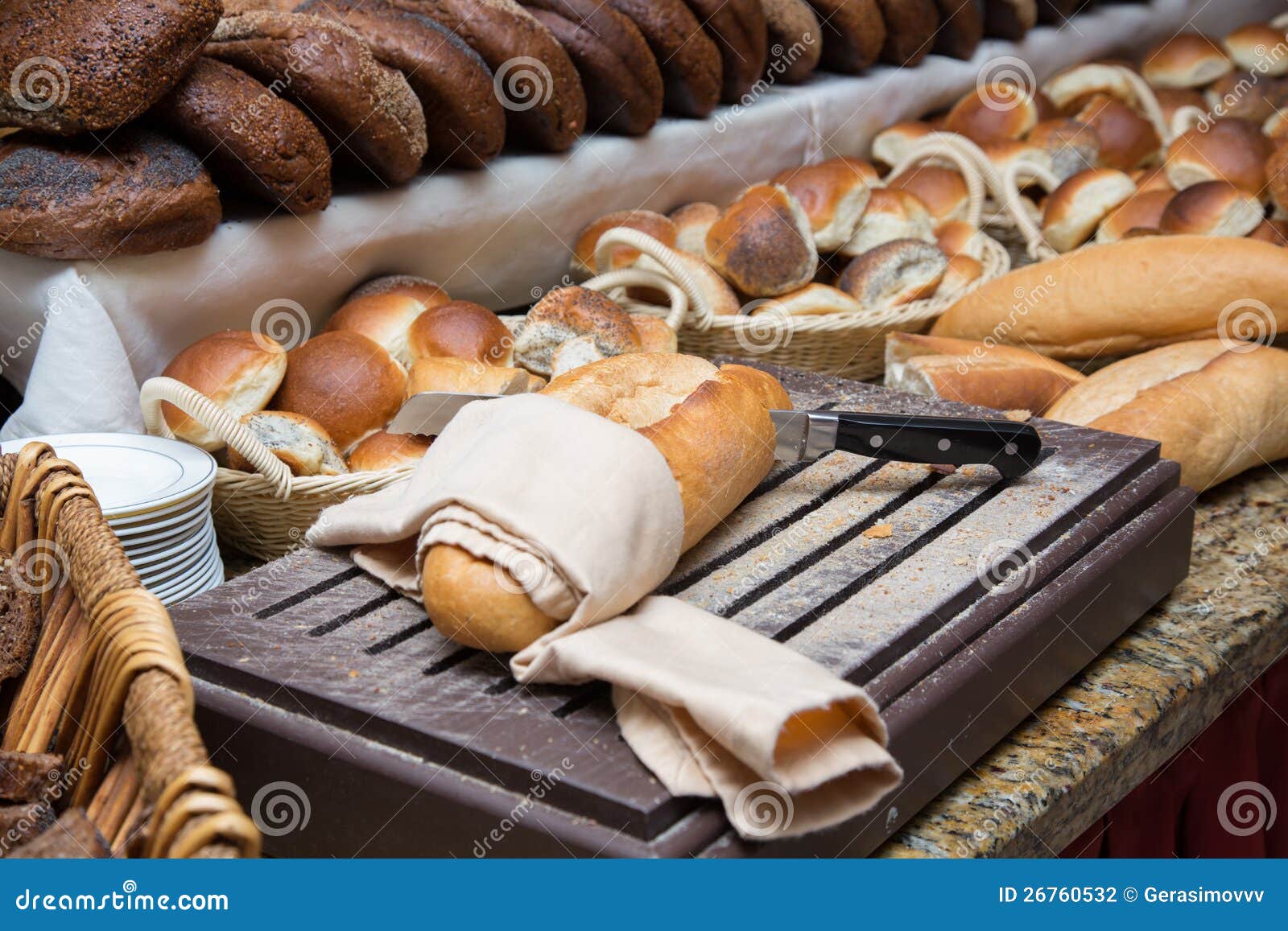 Half Cut Bread Loaf Stock Photos - Download 1,358 Royalty Free Photos