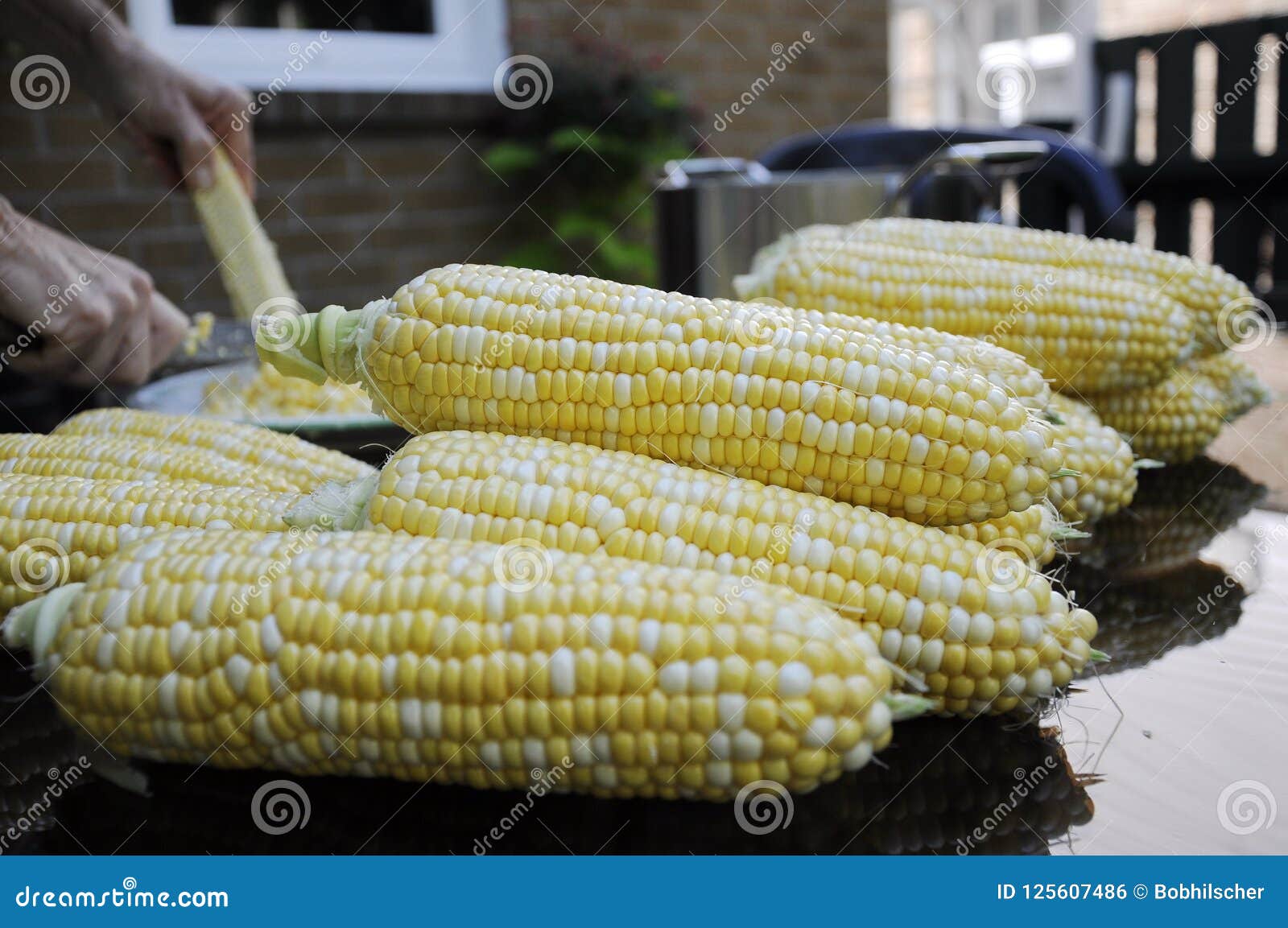 Cutting corn of the cob stock photo. Image of peaches - 125607486
