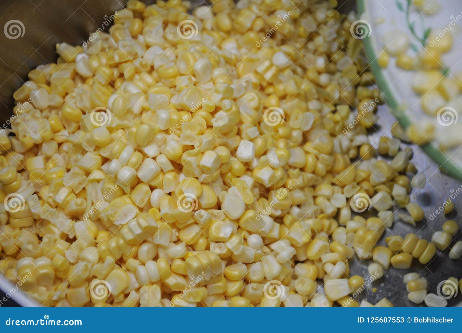 Cutting corn of the cob stock image. Image of vegetables - 125607553