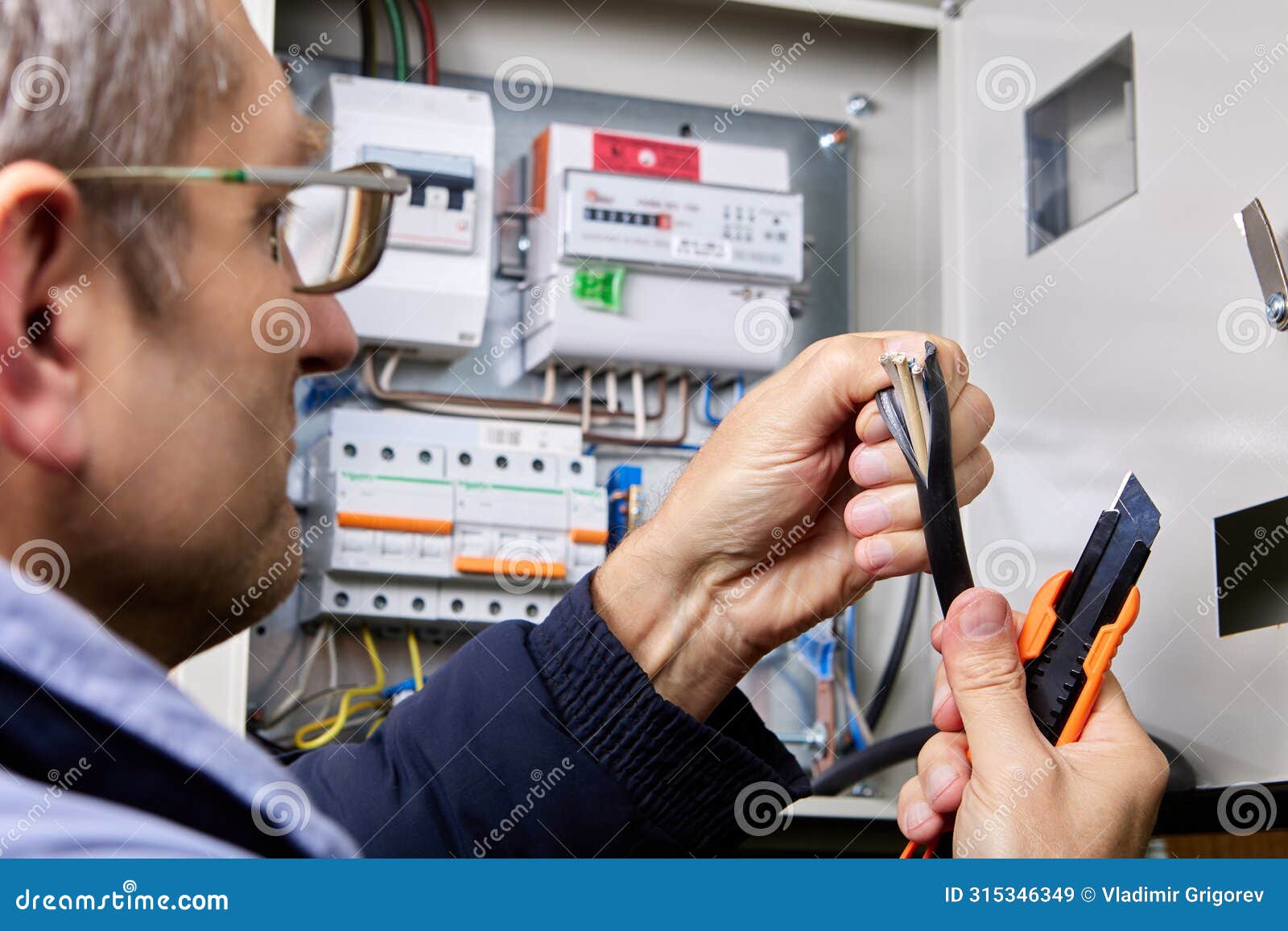 Cutting Over Sheath of Power Cable Using Retractable Utility Knife ...