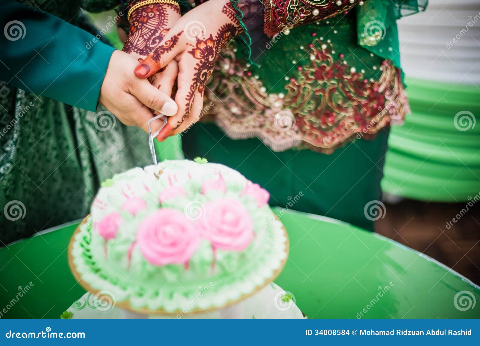 Cutting Wedding Cake stock photo. Image of slices, marry - 34008584