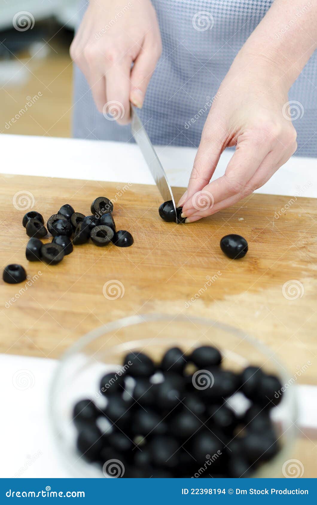 Cuttingen Hands Olivgrön S-kvinnan Arkivfoto - Bild av oljefläck, olja ...