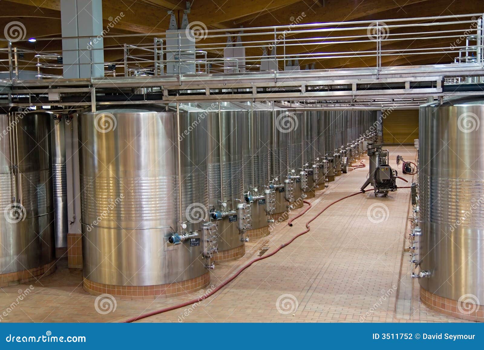 Cuves De Fermentation De Vin Photo stock - Image du étage, matériel ...