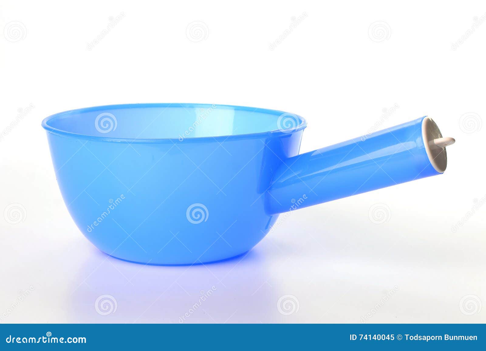 Cuvette En Plastique Sur Le Fond Blanc Image stock - Image du neuf ...