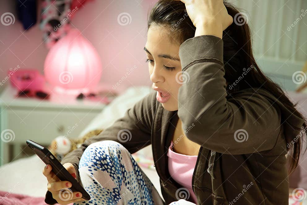 Cyberbully她的社会网络惊奇的少妇 库存照片. 图片 包括有 愤怒, 消沉, 妇女, 不快乐, 担心 - 108318734