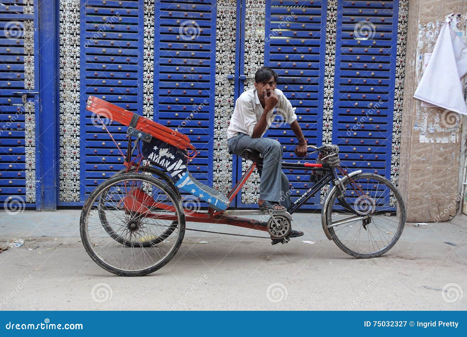 The cycle rickshaw editorial photography. Image of cycle - 75032327